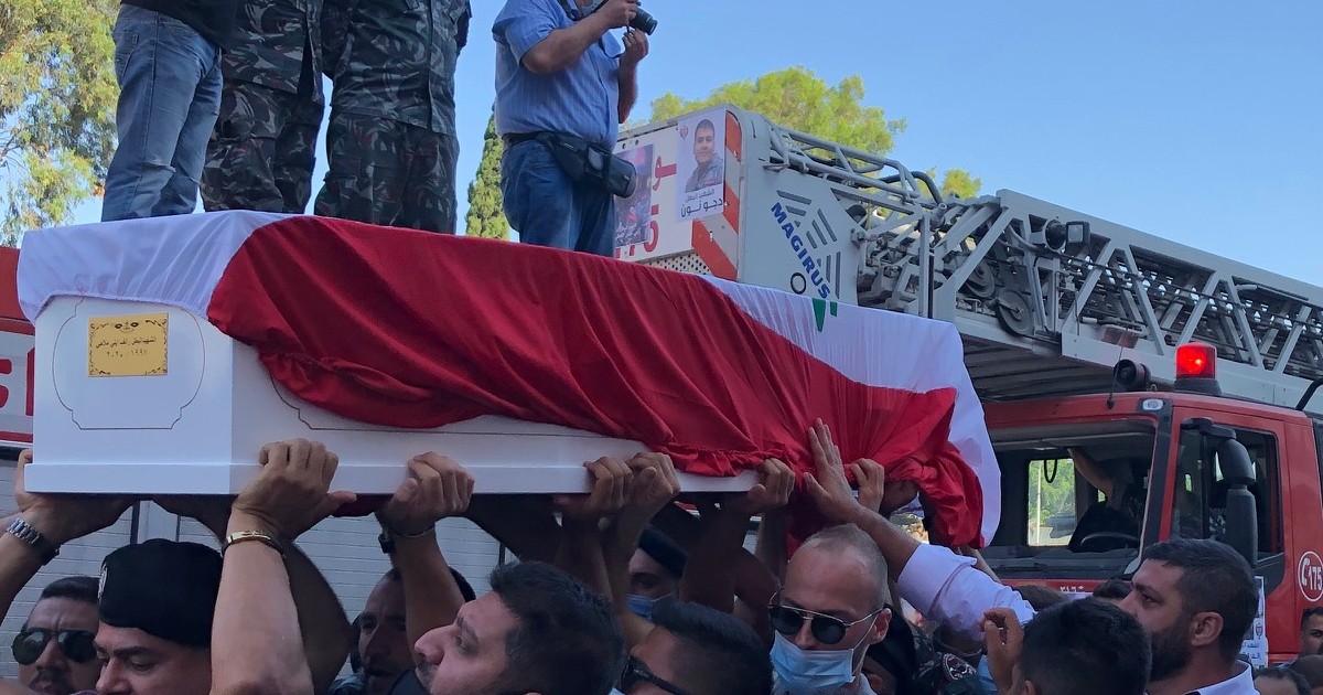 فوج إطفاء بيروت يودع شهيده السابع.. الشهيد رالف ملاحي الى مثواه الأخير ...